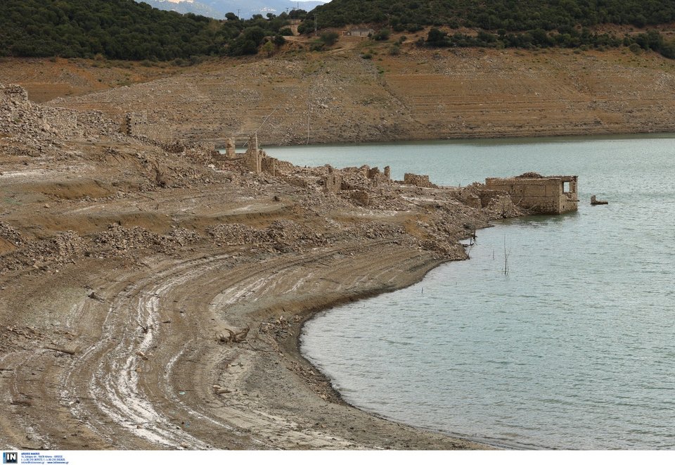 Αποκαρδιωτικές εικόνες από τη λίμνη του Μόρνου -«Νερό μέχρι τα τέλη του ...