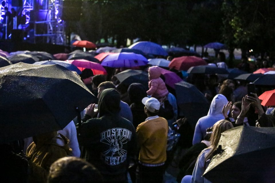 Τα Χριστούγεννα έφτασαν στην Αθήνα υπό βροχή αλλά με κέφι: Φωταγωγήθηκε ...