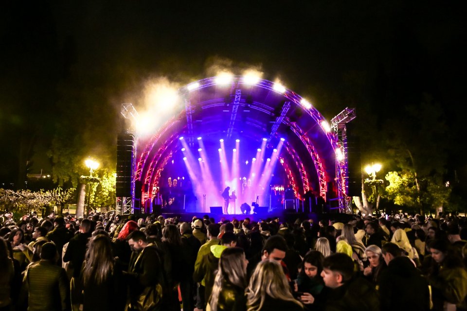 Τα Χριστούγεννα έφτασαν στην Αθήνα υπό βροχή αλλά με κέφι: Φωταγωγήθηκε ...