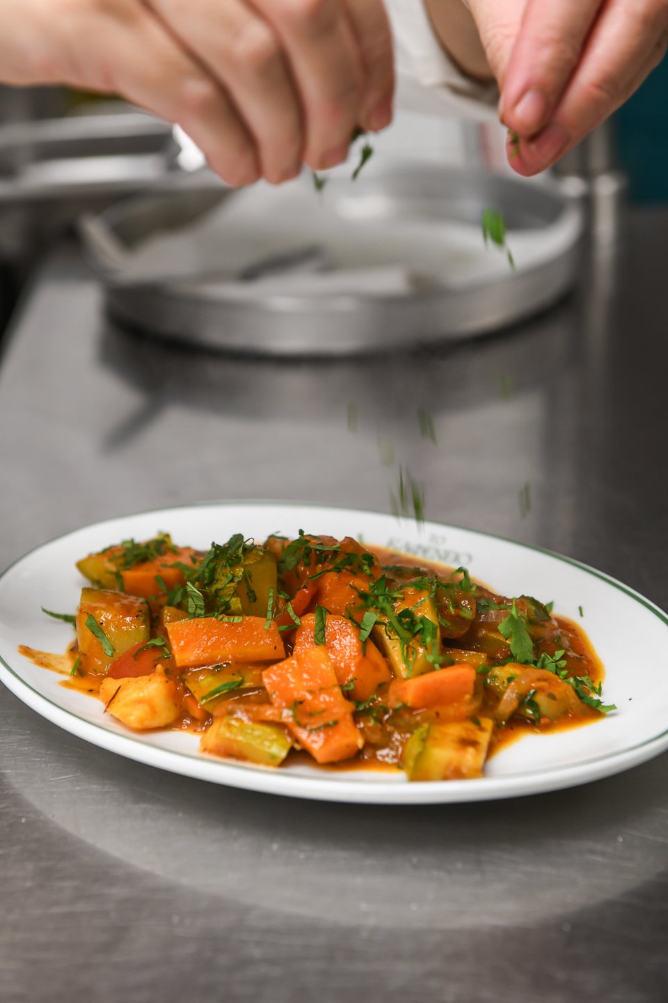 Το Καφενείο 1987 στο Κολωνάκι ανοίγει ξανά τις πόρτες του -Τι νέο θα βρούμε στο ιστορικό ...