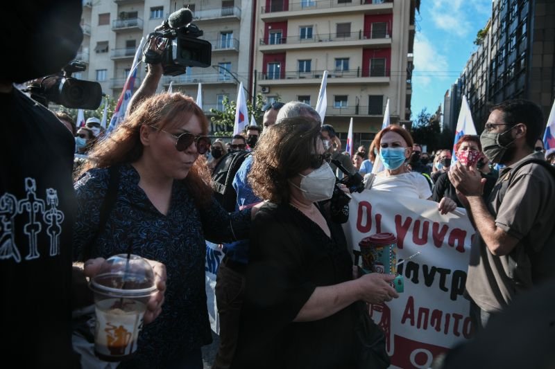 Δίκη Χρυσής Αυγής: Με χειροκροτήματα υποδέχθηκαν τη Μάγδα Φύσσα οι ...