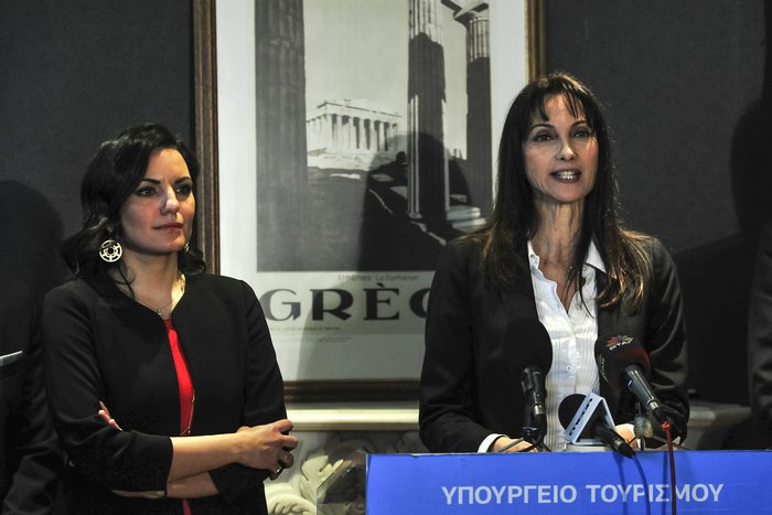 Οταν η όμορφη Ολγα παρέδωσε στην ωραία Ελενα το υπουργείο τουρισμού ...