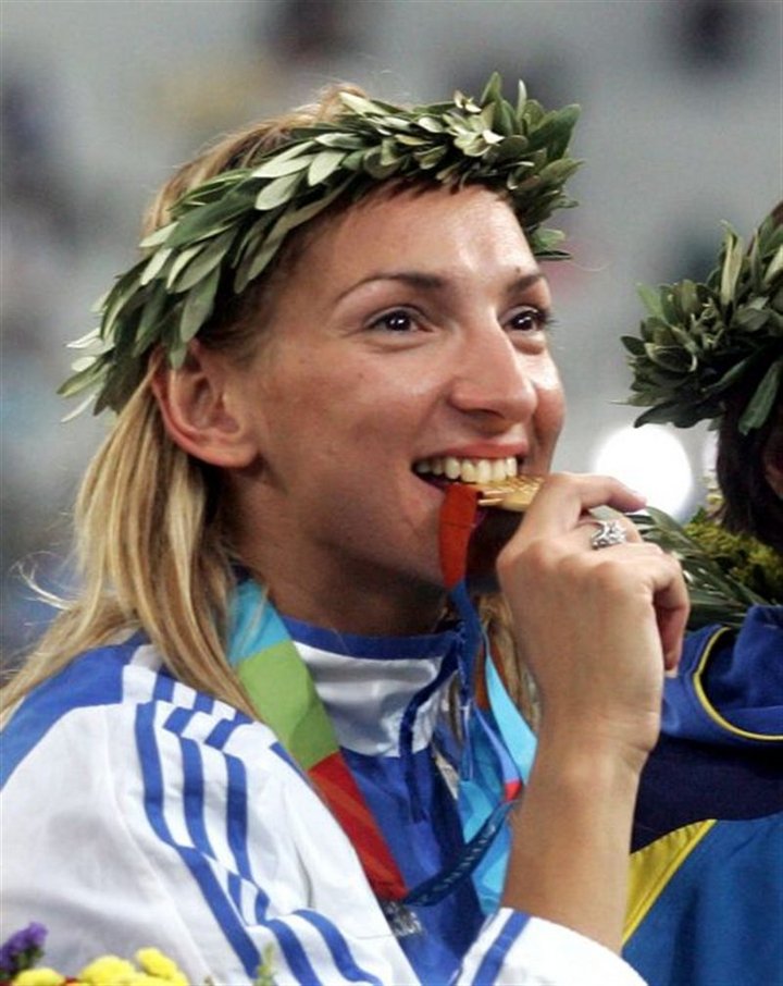 Η Φανή Χαλκιά με τήβεννο παίρνει το πτυχίο της - Παράτησε το στίβο και ...