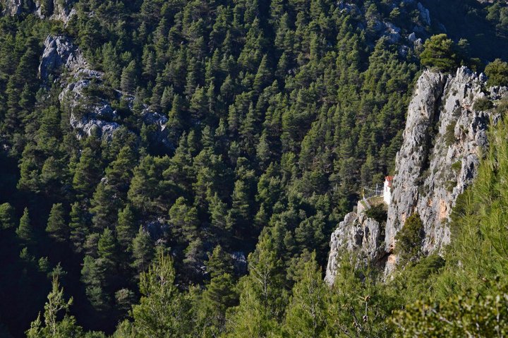Ενας καταρράκτης, μια άγνωστη λίμνη και μια εκκλησία αλά... Αγιο Ορος ...
