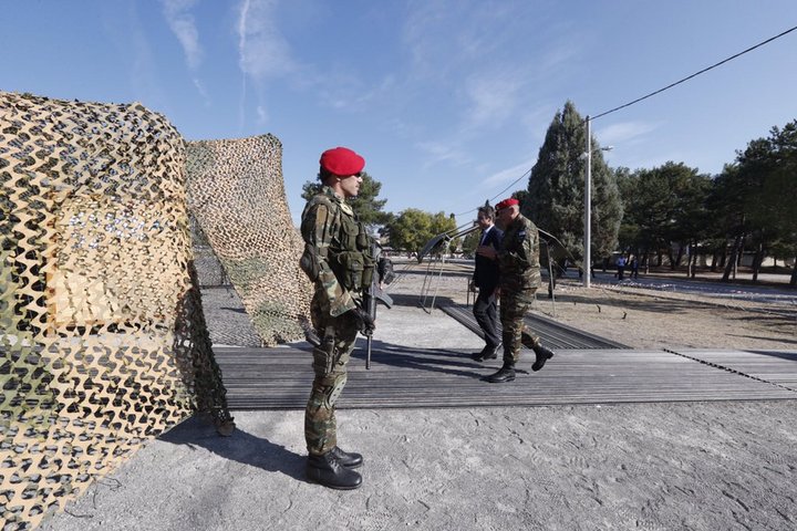 Ο Κυριάκος Μητσοτάκης στην 71η Αερομεταφερόμενη Ταξιαρχία Πεζικού, στο ...