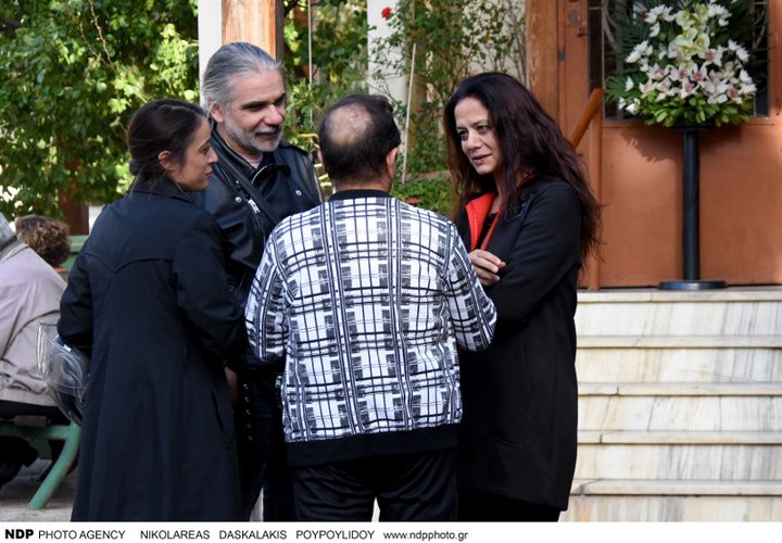 Το τελευταίο αντίο στον Βασίλη Μαυρομάτη -Με δάκρυα στα μάτια η ...