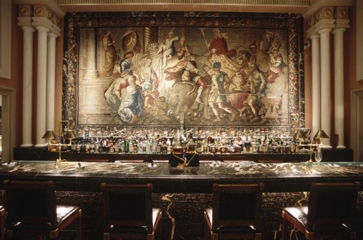 Alexander's Bar: Το μπαρ της «Μεγάλης Βρετανίας» στο οποίο έχει ...