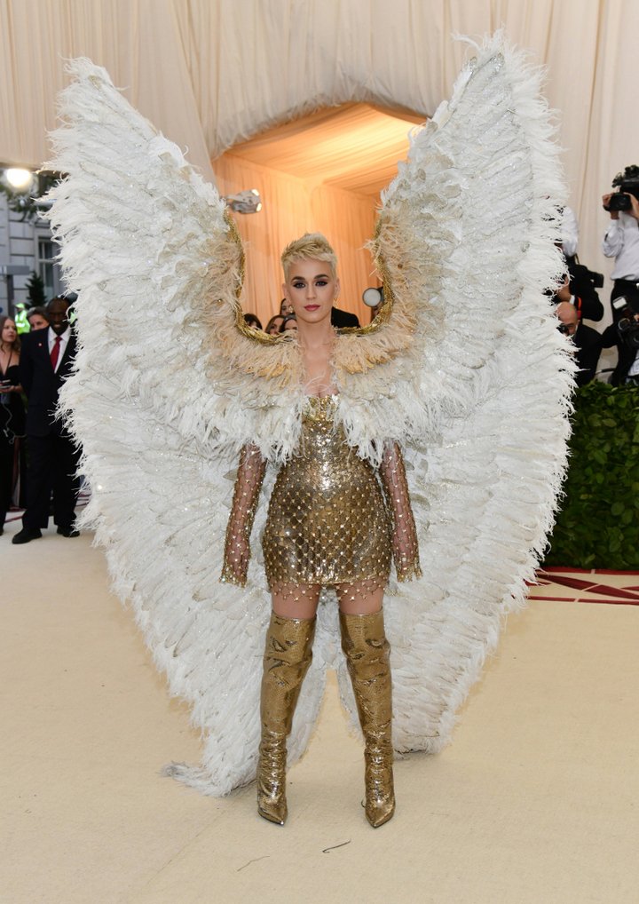 Met Gala: Αγγελος επί Γης η Κέιτι Πέρι -Με πελώρια δίμετρα φτερά ...