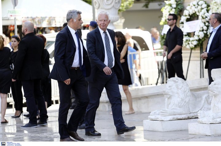 Το τελευταίο αντίο στον Σωκράτη Κόκκαλη τζούνιορ -Βουβός θρήνος στην ...