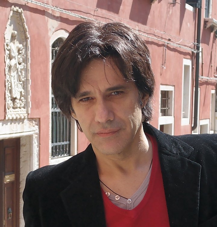 Ο Αλέξης Σταμάτης παρουσιάζει δύο θεατρικά του επί σκηνής... από ...