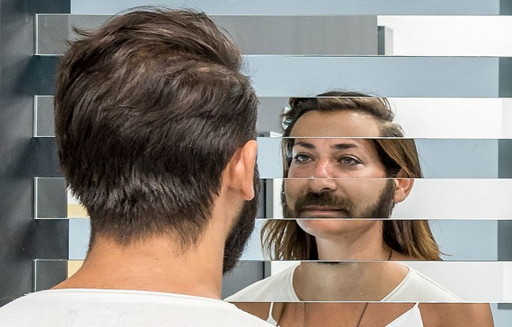 Μέσα στο συναρπαστικό Μουσείο των Ψευδαισθήσεων στην Ερμού -Ξεγελά τα ...