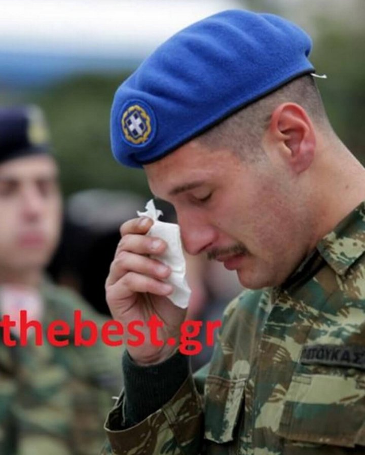 Σπαρακτικές εικόνες: Οι δακρυσμένοι Εύζωνες στην κηδεία του φίλου τους ...