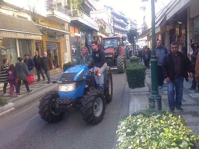 Αγρότες μπήκαν στην πόλη του Αγρινίου με τρακτέρ και κατέλαβαν την ΔΟΥ ...