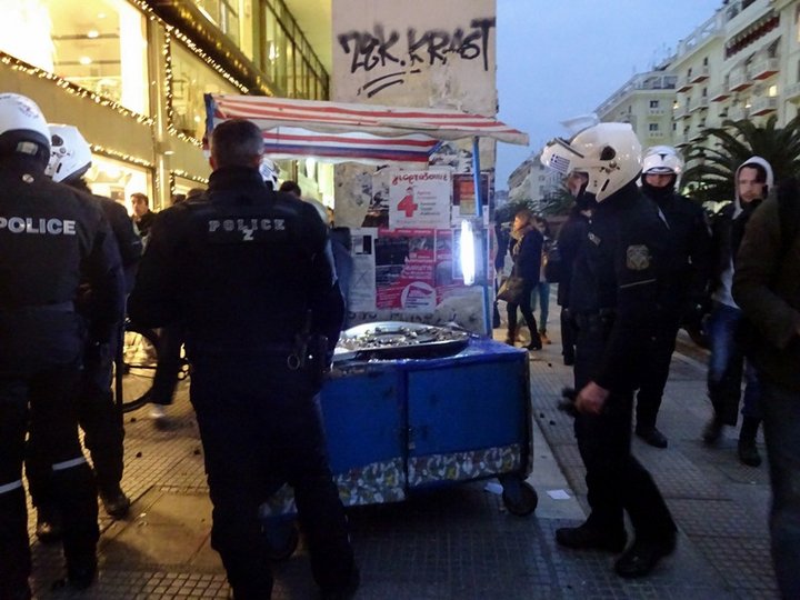 Ο καστανάς μιλά για το επεισόδιο με τους αστυνομικούς: Δεν έχω λεφτά να ...