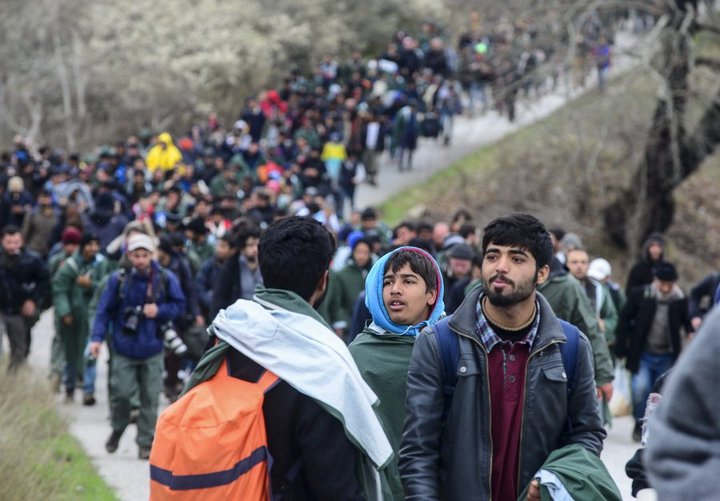 500 πρόσφυγες αναζητούν πέρασμα στα σύνορα -Τους παρακολουθεί η ...