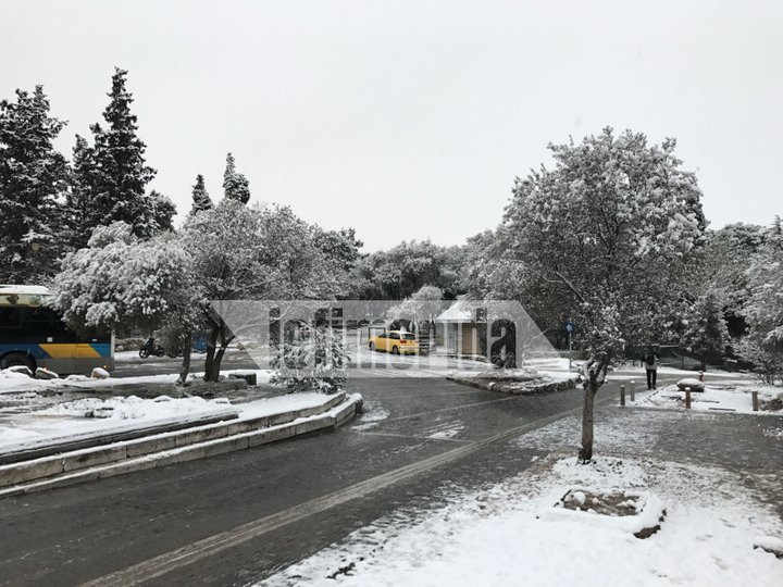 Μοναδικές εικόνες: Η χιονισμένη Ακρόπολη, η κατάλευκη Διονυσίου ...