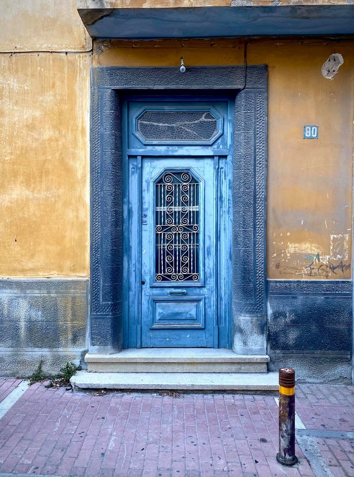 Ο Γερμανός που φωτογραφίζει τις πόρτες-έργα τέχνης της παλιάς αστικής ...