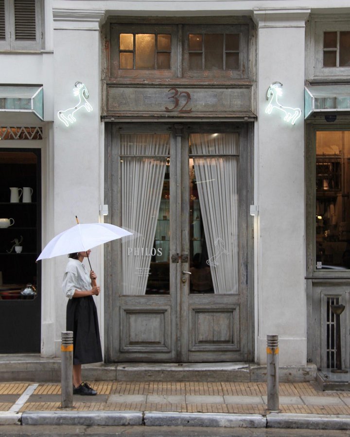 Κολωνάκι: O σχεδιαστής μόδας Στέλιος Κουδουνάρης μάς ξεναγεί στα ...