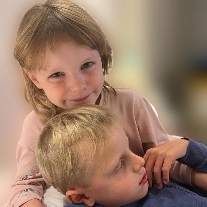 H κόρη της πριγκίπισσας Σαρλίν κουρεύτηκε και κούρεψε και τον αδελφό ...