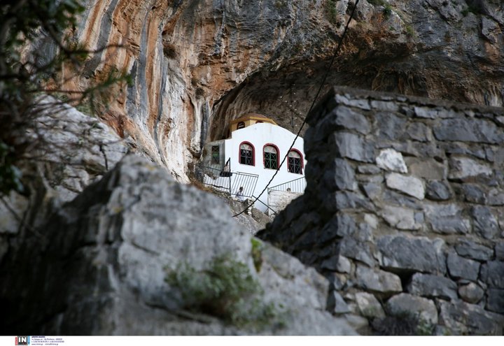 Ένα άγαλμα στον ποταμό, καταρράκτες και λιθόστρωτα -Μαγικός προορισμός ...