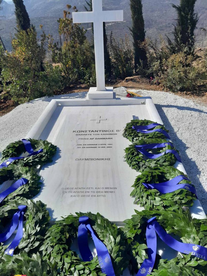 Τι αναγράφεται τελικά στον τάφο του τέως βασιλιά Κωνσταντίνου -Η ...