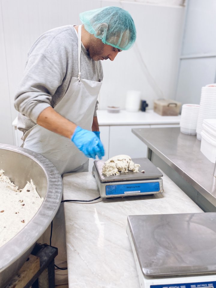 Ετσι φτιάχνεται ο ξακουστός χειροποίητος χαλβάς του Πειραιά στο εργαστήριο του Αργουδέλη ...