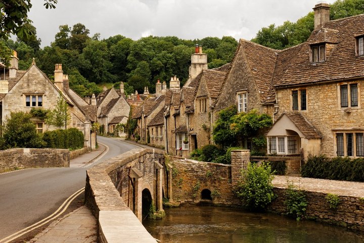 Castle Combe: Το μεσαιωνικό χωριό της βρετανικής εξοχής που έχει γίνει ...