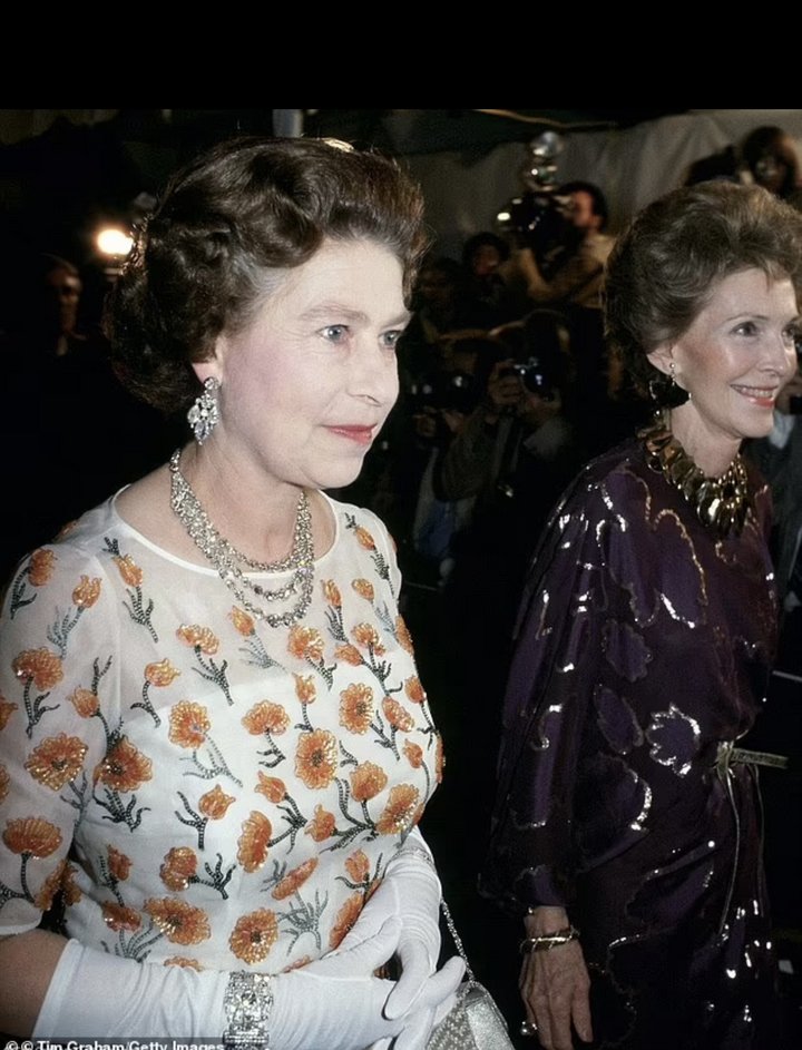 Αποκαλύφθηκε το λευκό φόρεμα-αριστούργημα που φόραγε η Κέιτ Μίντλετον μέσα από την μπλε κάπα στη ...