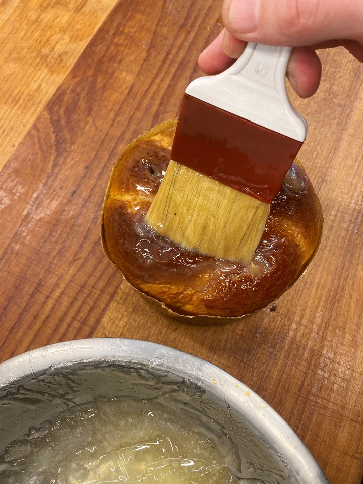 Είδαμε πώς φτιάχνεται το χριστουγεννιάτικο τσουρέκι με κάστανο στον ...