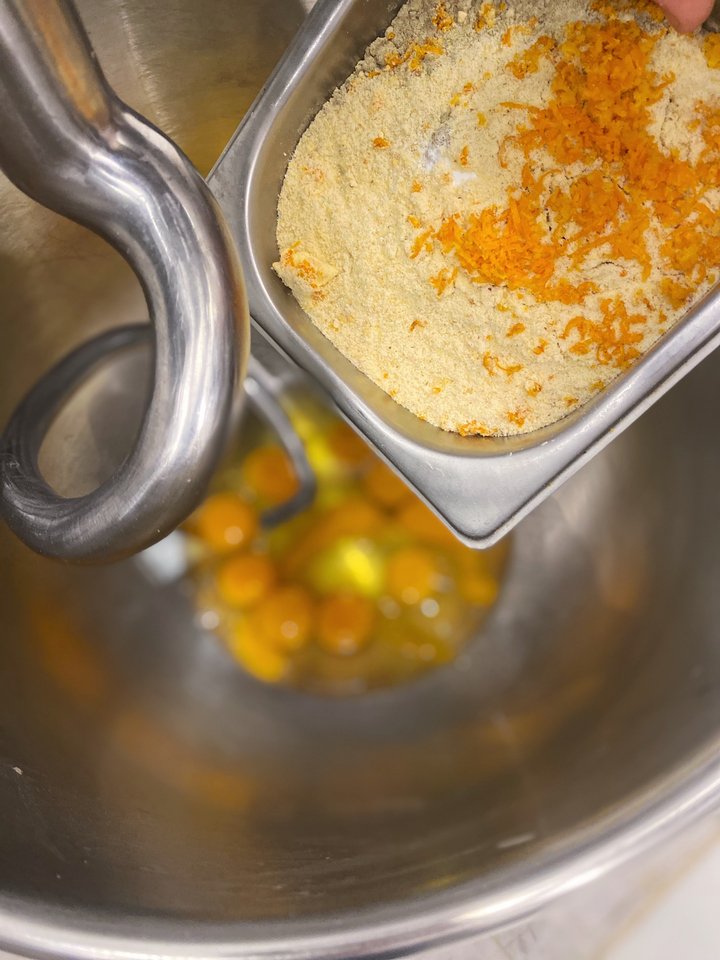 Είδαμε πώς φτιάχνεται το χριστουγεννιάτικο τσουρέκι με κάστανο στον ...