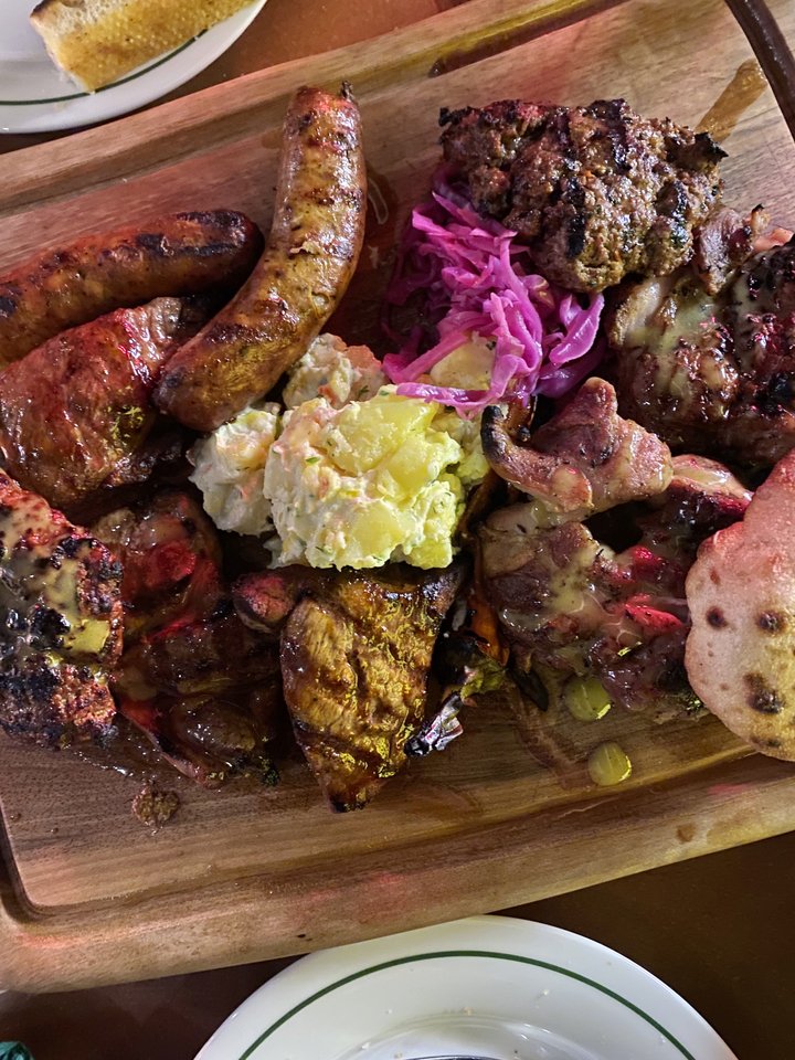 Monk: Η μπυραρία στη Γλυφάδα που θυμίζει κελάρι μοναστηριού -Ζουμερό ...