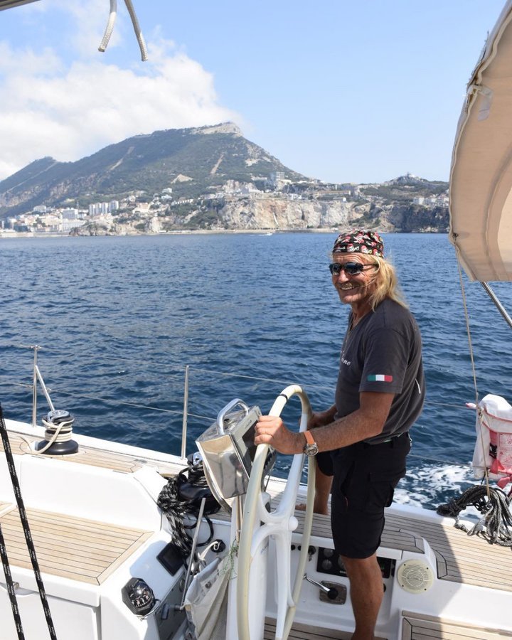 Ήρωας καπετάνιος έσωσε το πλήρωμά του, προτού βυθιστεί με το σκάφος του ...