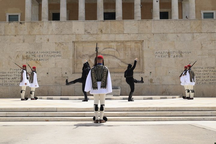 Συγκινητικό: Αλλαγή της Προεδρικής Φρουράς στο Σύνταγμα με Εύζωνες ...