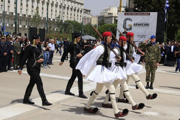 Συγκινητικό: Αλλαγή της Προεδρικής Φρουράς στο Σύνταγμα με Εύζωνες ...