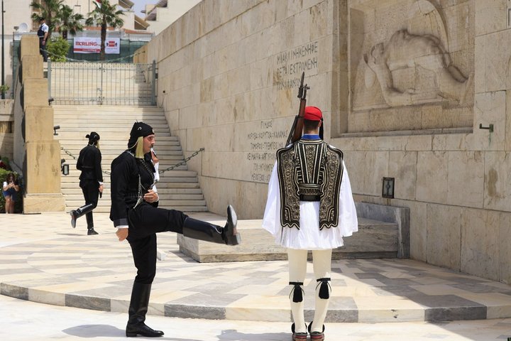 Συγκινητικό: Αλλαγή της Προεδρικής Φρουράς στο Σύνταγμα με Εύζωνες ...