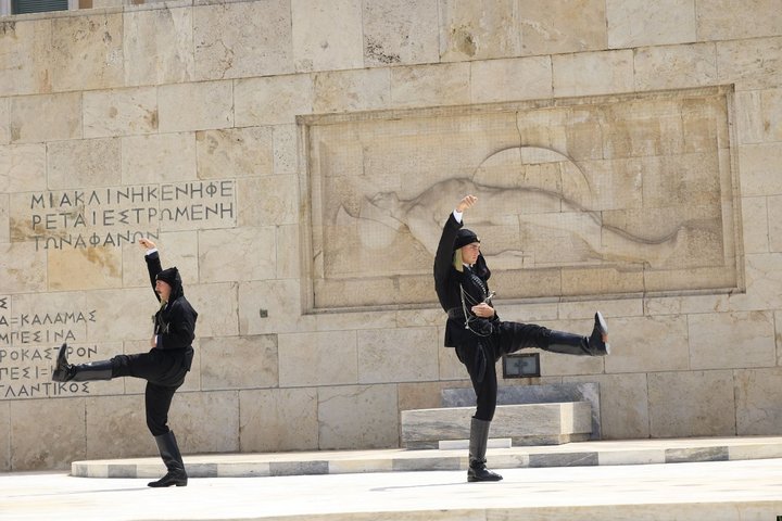 Συγκινητικό: Αλλαγή της Προεδρικής Φρουράς στο Σύνταγμα με Εύζωνες ...