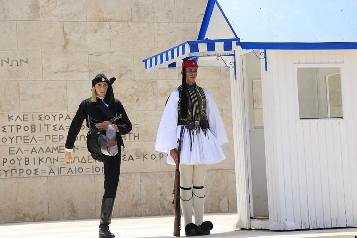 Συγκινητικό: Αλλαγή της Προεδρικής Φρουράς στο Σύνταγμα με Εύζωνες ...