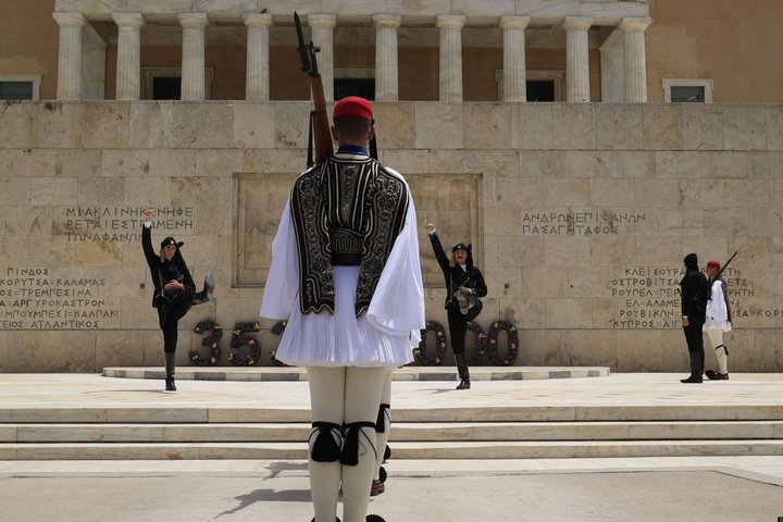 Συγκινητικό: Αλλαγή της Προεδρικής Φρουράς στο Σύνταγμα με Εύζωνες ...