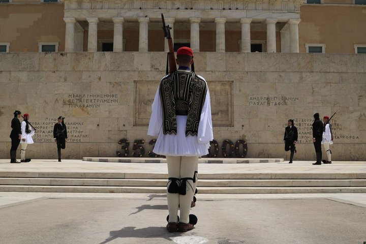 Συγκινητικό: Αλλαγή της Προεδρικής Φρουράς στο Σύνταγμα με Εύζωνες ...