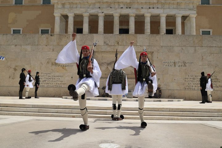 Συγκινητικό: Αλλαγή της Προεδρικής Φρουράς στο Σύνταγμα με Εύζωνες ...