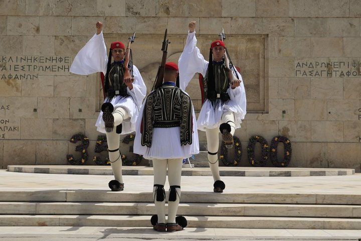 Συγκινητικό: Αλλαγή της Προεδρικής Φρουράς στο Σύνταγμα με Εύζωνες ...
