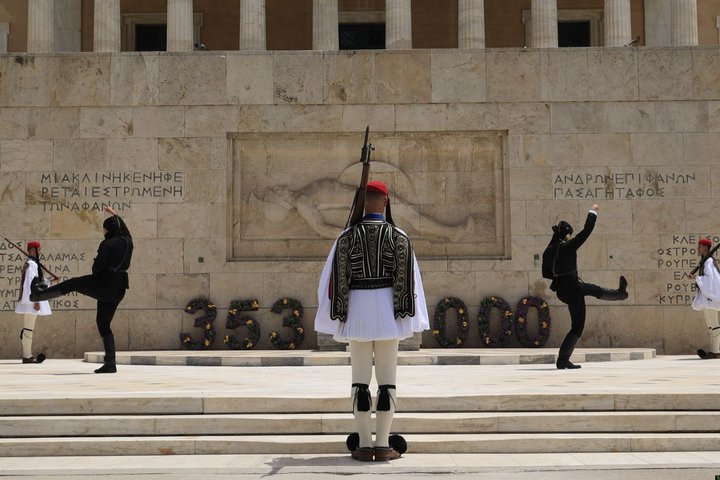 Συγκινητικό: Αλλαγή της Προεδρικής Φρουράς στο Σύνταγμα με Εύζωνες ...