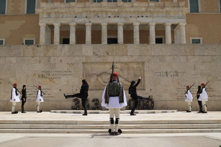 Συγκινητικό: Αλλαγή της Προεδρικής Φρουράς στο Σύνταγμα με Εύζωνες ...