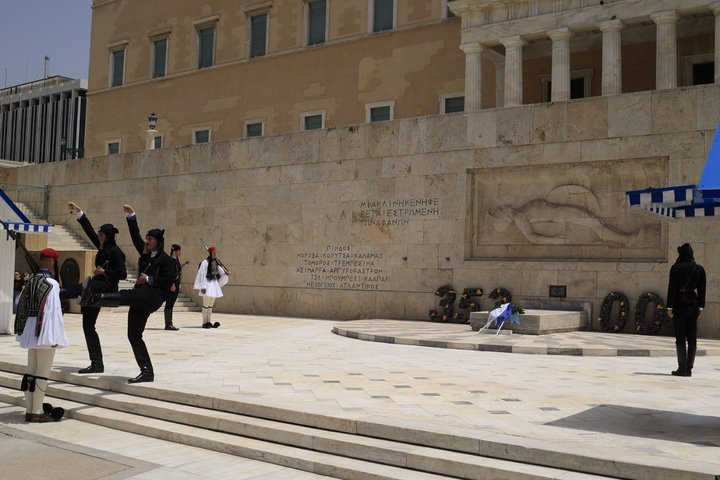 Συγκινητικό: Αλλαγή της Προεδρικής Φρουράς στο Σύνταγμα με Εύζωνες ...