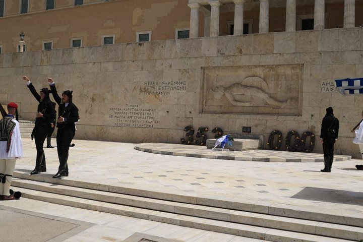 Συγκινητικό: Αλλαγή της Προεδρικής Φρουράς στο Σύνταγμα με Εύζωνες ...