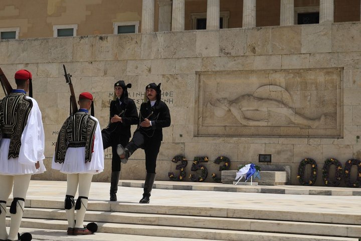 Συγκινητικό: Αλλαγή της Προεδρικής Φρουράς στο Σύνταγμα με Εύζωνες ...