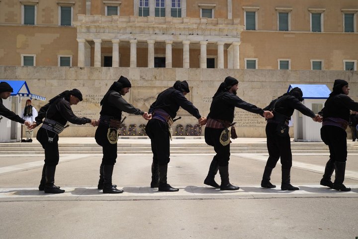 Συγκινητικό: Αλλαγή της Προεδρικής Φρουράς στο Σύνταγμα με Εύζωνες ...