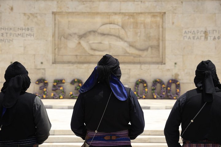 Συγκινητικό: Αλλαγή της Προεδρικής Φρουράς στο Σύνταγμα με Εύζωνες ...
