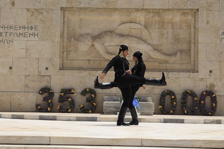 Συγκινητικό: Αλλαγή της Προεδρικής Φρουράς στο Σύνταγμα με Εύζωνες ...