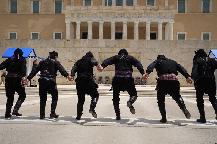 Συγκινητικό: Αλλαγή της Προεδρικής Φρουράς στο Σύνταγμα με Εύζωνες ...